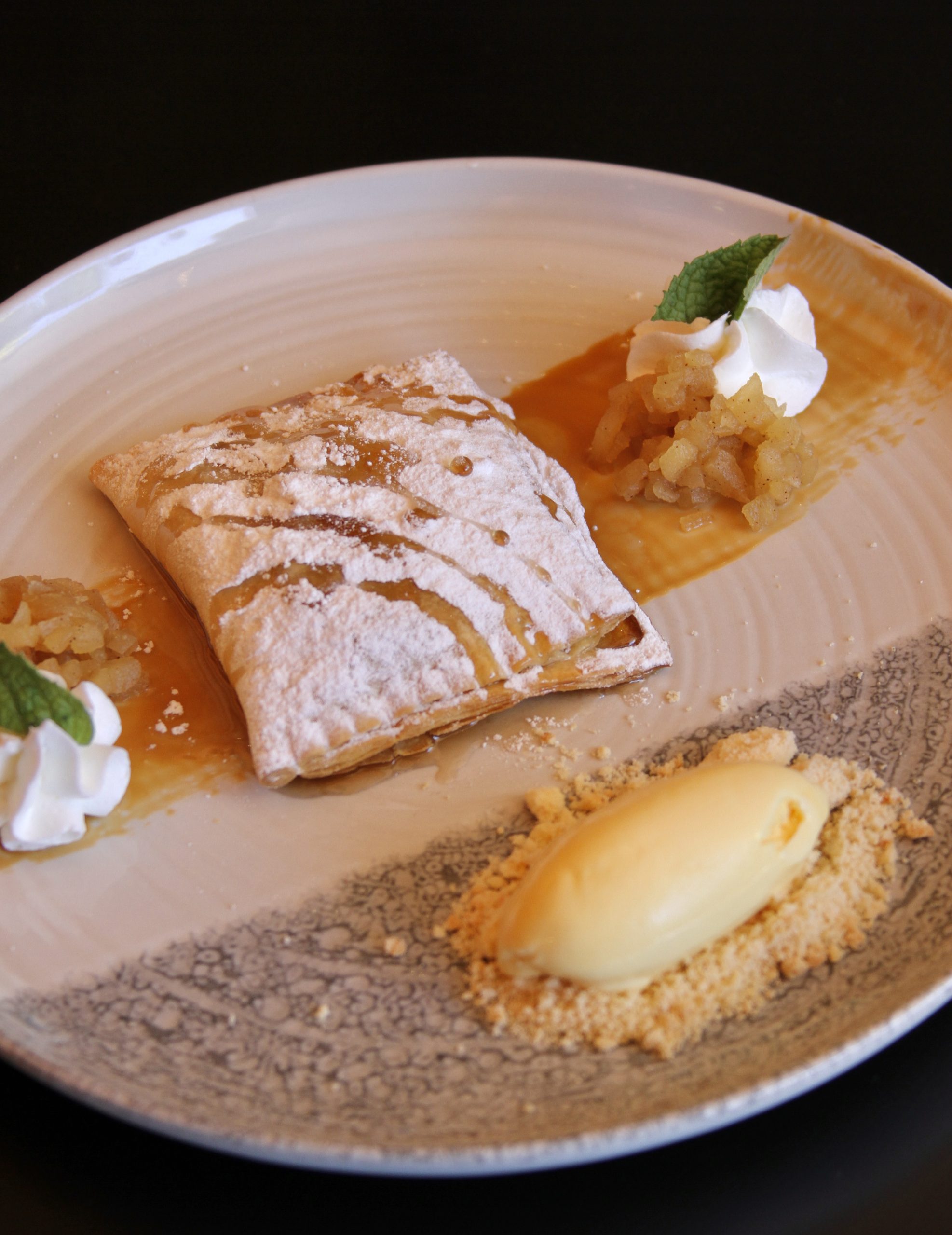 Strudel de manzana – LUNGO Restaurante y Cafetería
